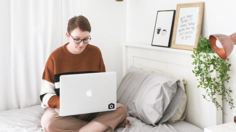 How To Use A Laptop In A Bed: 7 Helpful Tips - The Travel Blogs