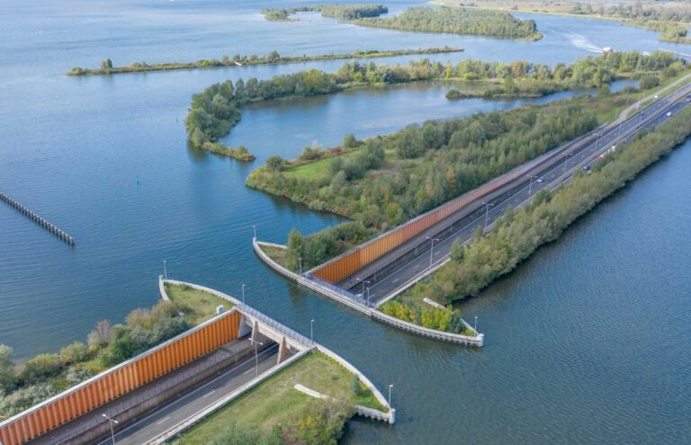 10 Amazing Water Bridges of the World | Navigable Aqueducts - The ...
